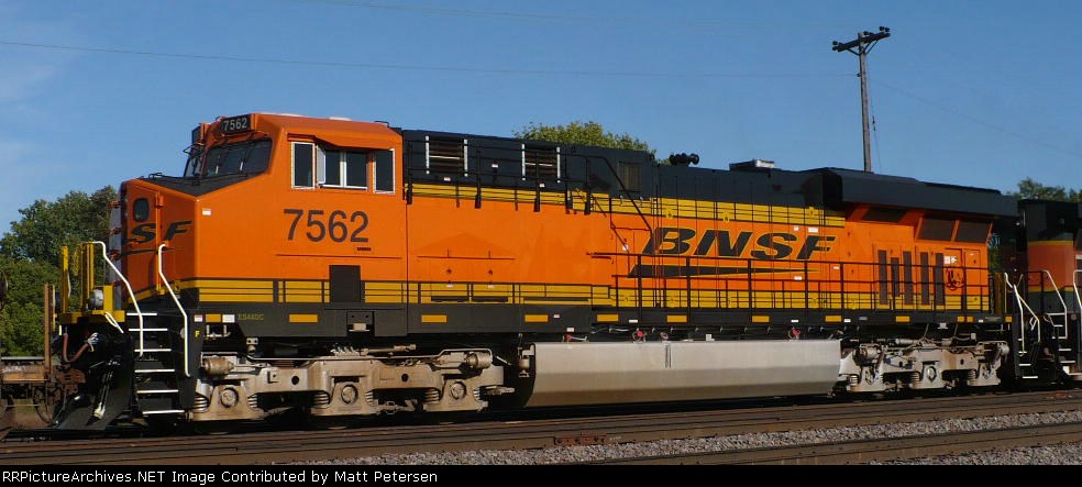 BNSF 7562